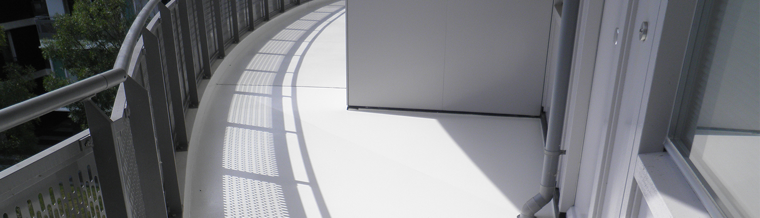 Het beschermen en decoatief afwerken van een balkon, terras of gallerij.